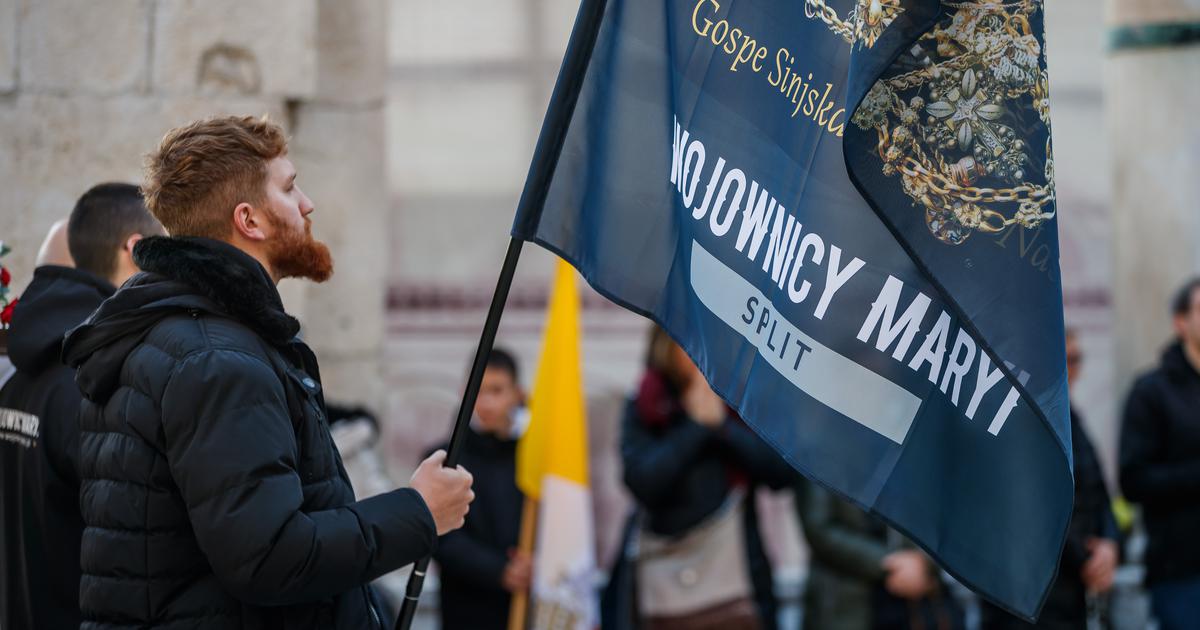 Tko su Wojownicy Maryi? Zastava pokreta iz Poljske je u Splitu, oni imaju pravi mač! | Express