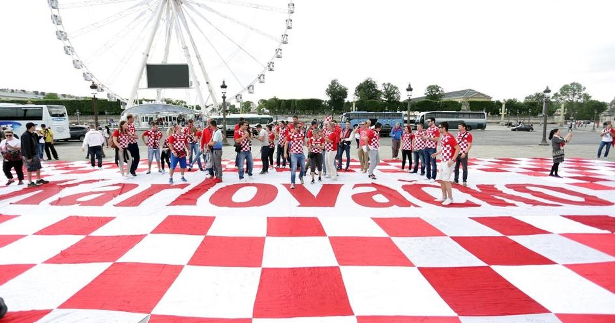 Centar Pariza u kockicama: Svi su se htjeli fotkati s našom zastavom ...